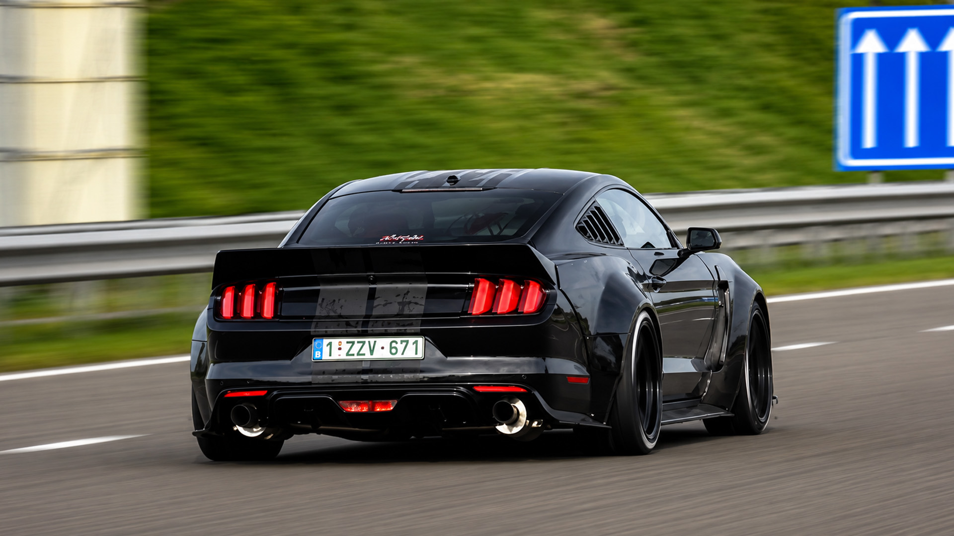 Brede Ford Mustang rijdt snel door het verkeer op de snelweg