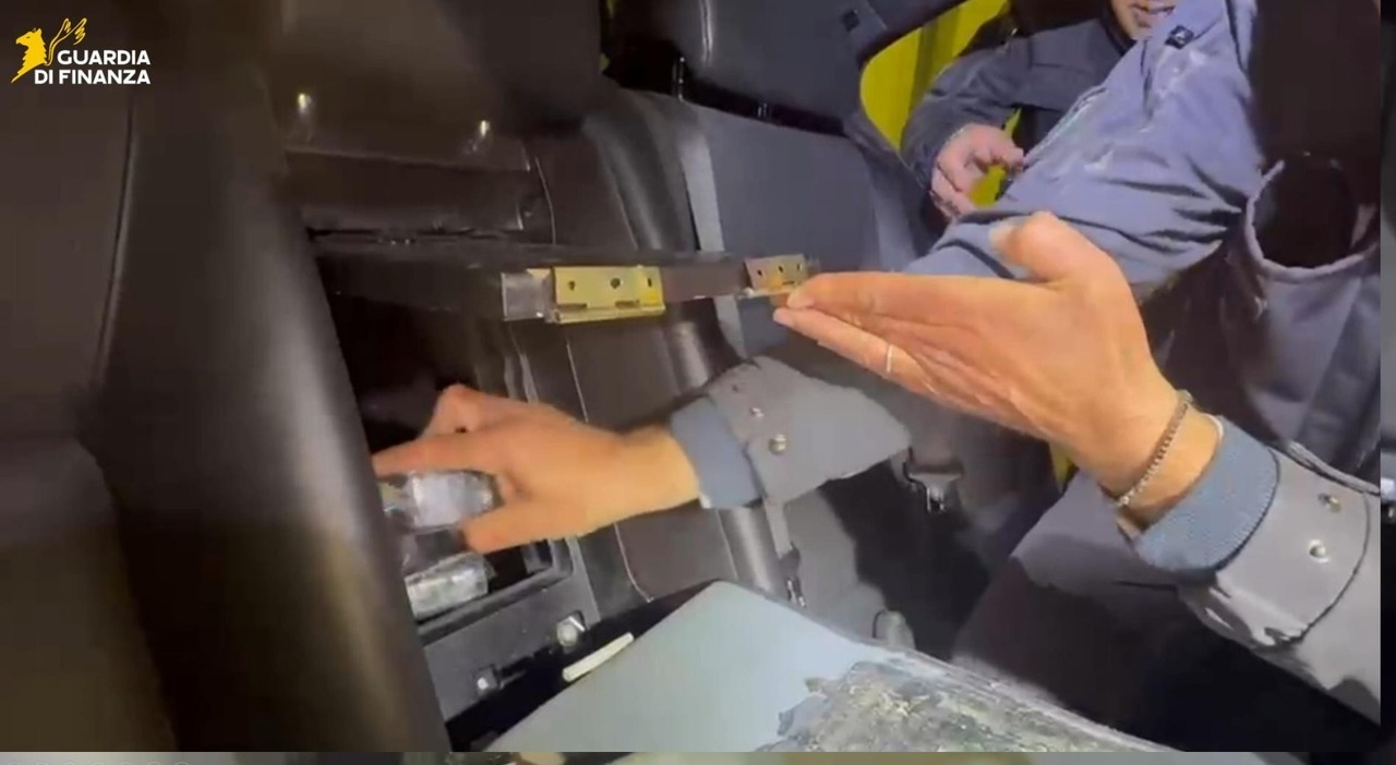 In auto con 30 chili di cocaina (dal valore di 9 milioni di euro ...