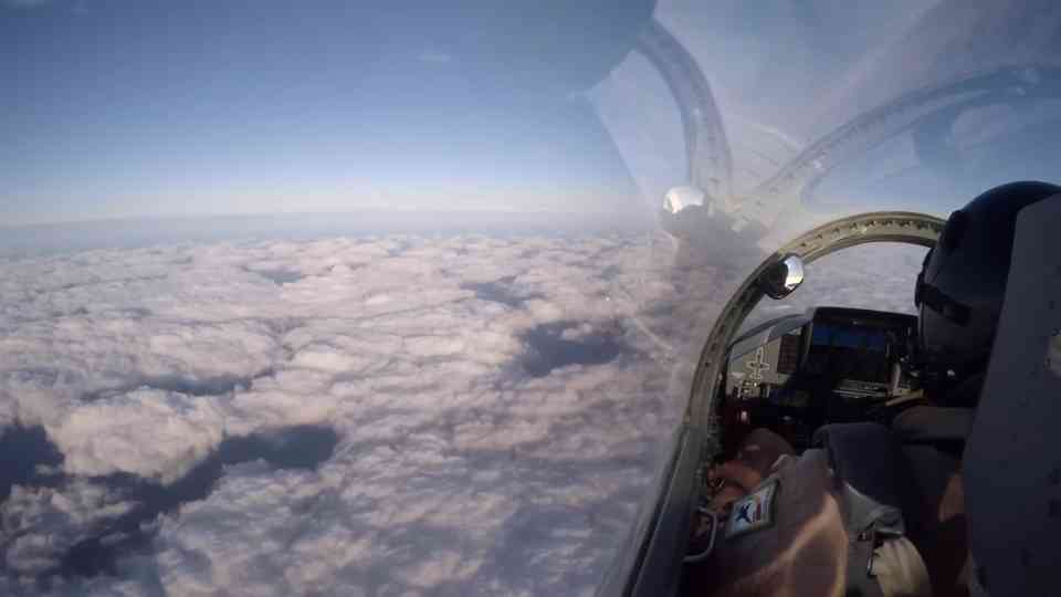 Watch a pilot pull 5 Gs inside a 750+ KPH L-39 jet - “Vision started ...