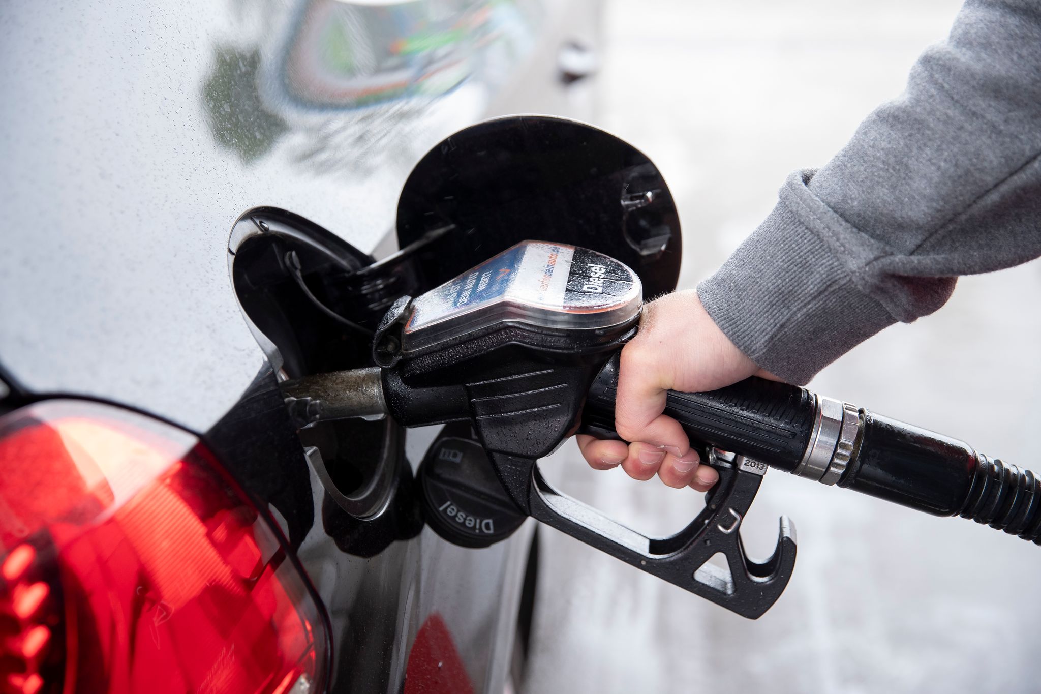 Sinkende Spritpreise dämpfen Inflation leicht