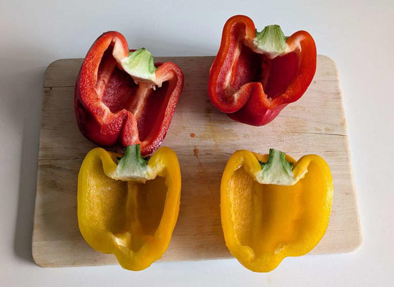 Baked vegetarian stuffed peppers: The easy and tasty recipe with ...