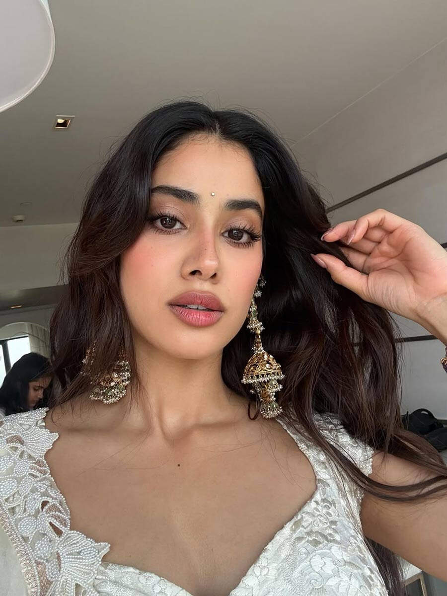 Photos: Janhvi Kapoor drops stunning mirror selfies in ivory saree as ...