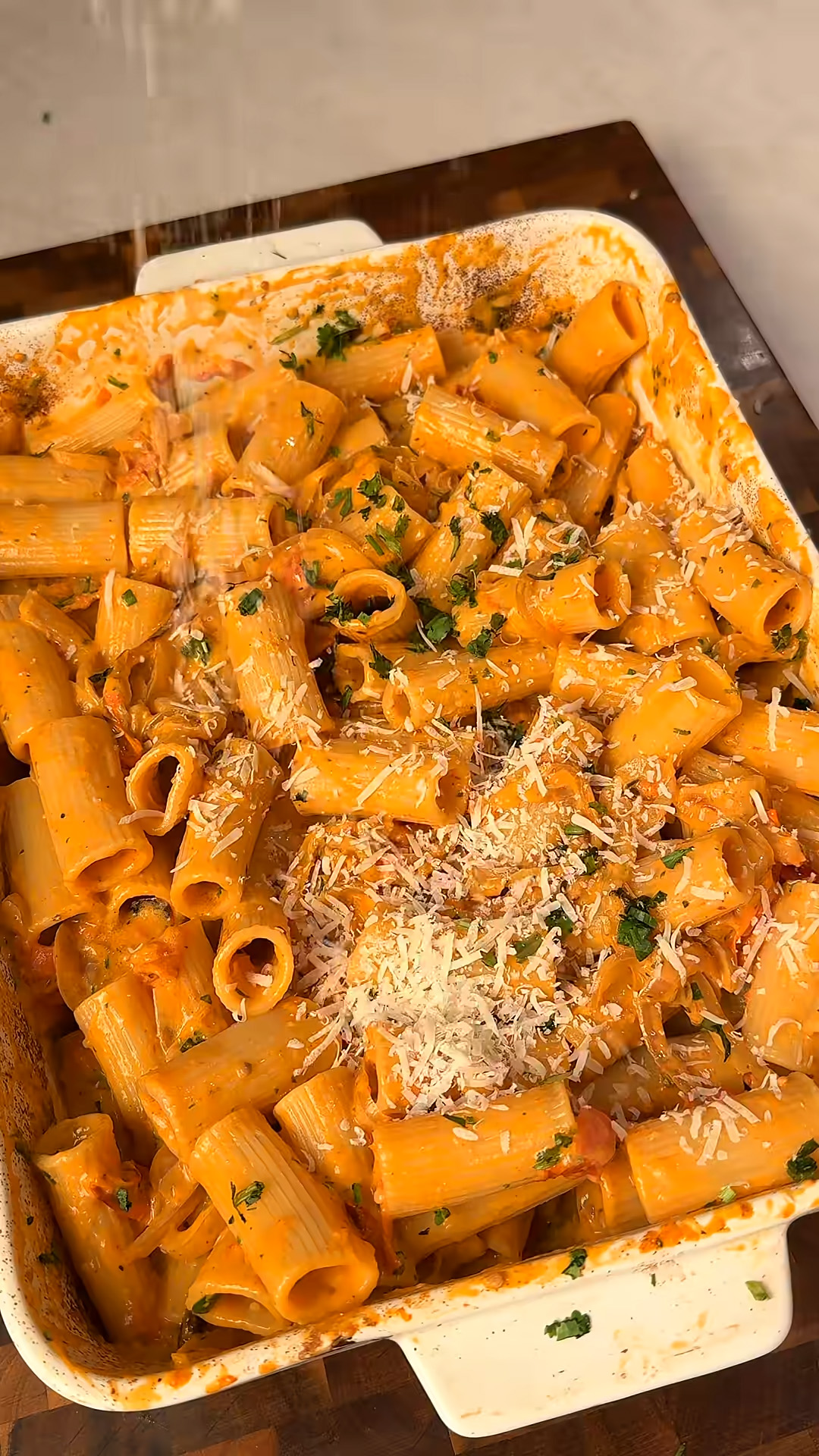 Eenvoudig recept voor pasta met geroosterde ui en tomaat