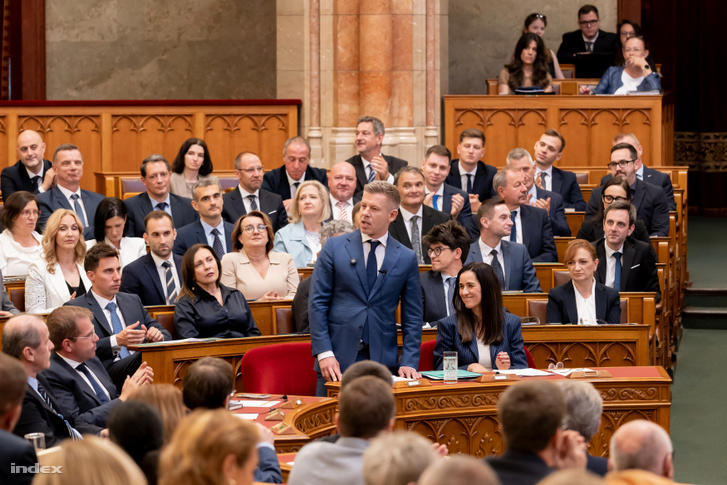 Közbekiabálás, gesztikuláció, személyes odaszólások: Magyar Péter ...