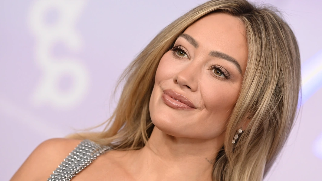 Hilary Duff's AMA return blends fashion and career revival