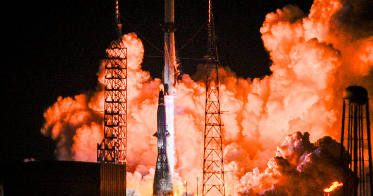 Breaking video: Blue Origin rocket suffers massive explosion after ...