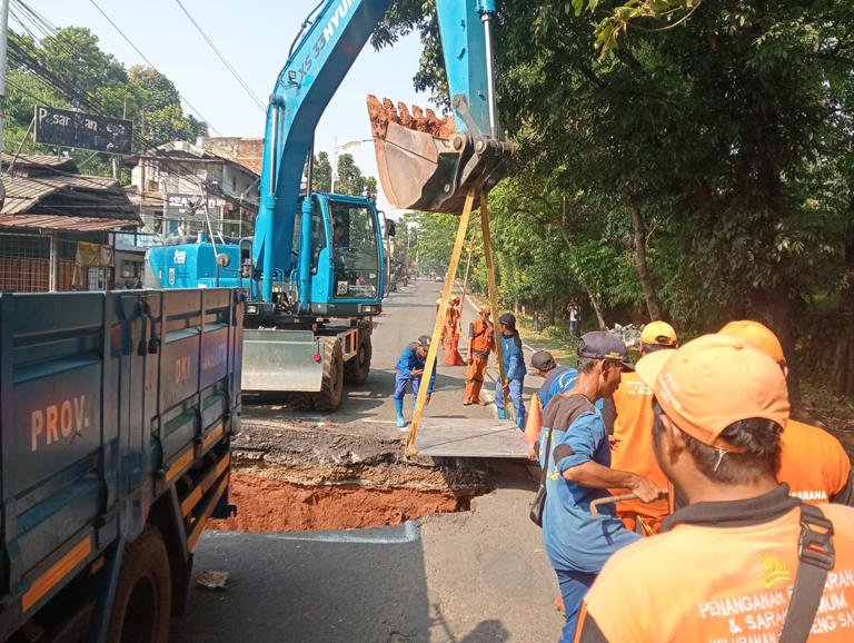 Jalan Lenteng Agung Raya macet imbas jalanan amblas, begini kondisinya