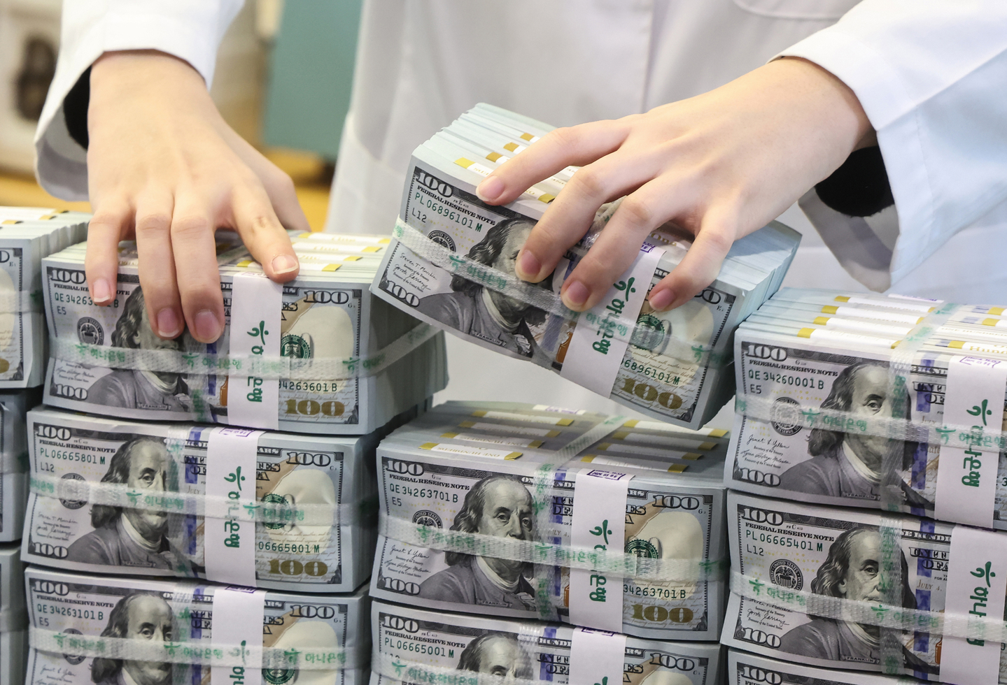 Foreign currency deposits rebound in April to snap three-month decline