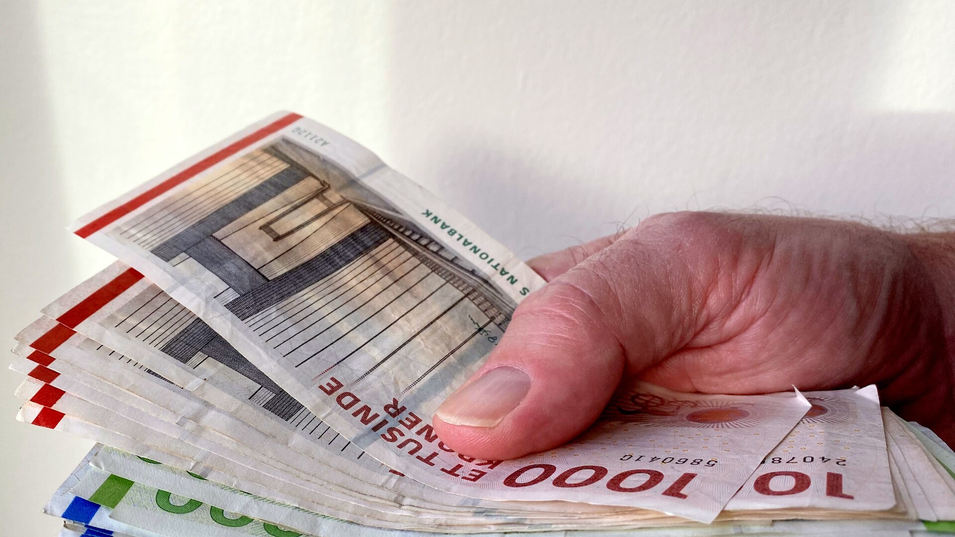 Mit über 12.000 Euro in der Warteschlange: Senior muss tagelang warten
