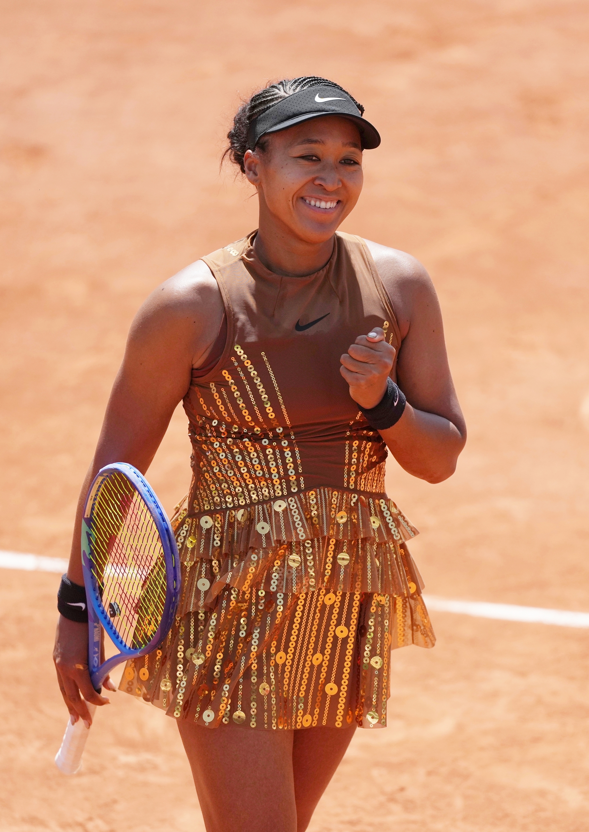 Naomi Osaka diện váy sequin ra sân đấu