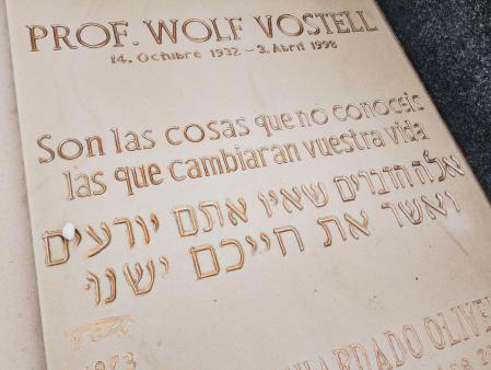 Las cariñosas piedras del artista Wolf Vostell