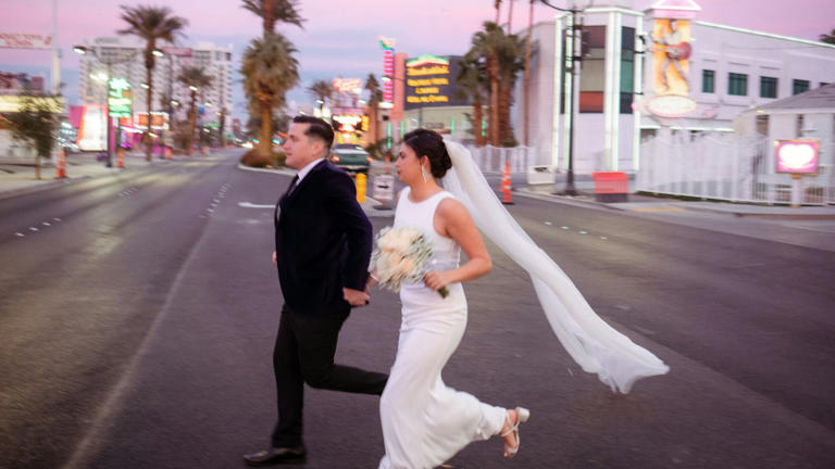 Tras haberse casado cinco veces con el mismo hombre, anima a otras ...
