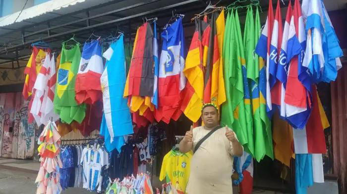 Semarak Piala Dunia 2026 di Indonesia kian terasa, atribut tim peserta ...