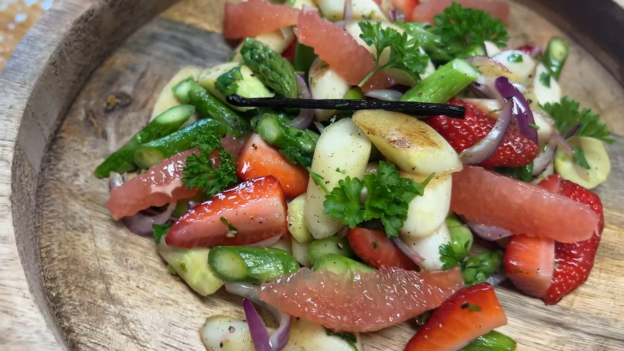 Bunter Spargelsalat mit Vanille, Erdbeeren & Grapefruit