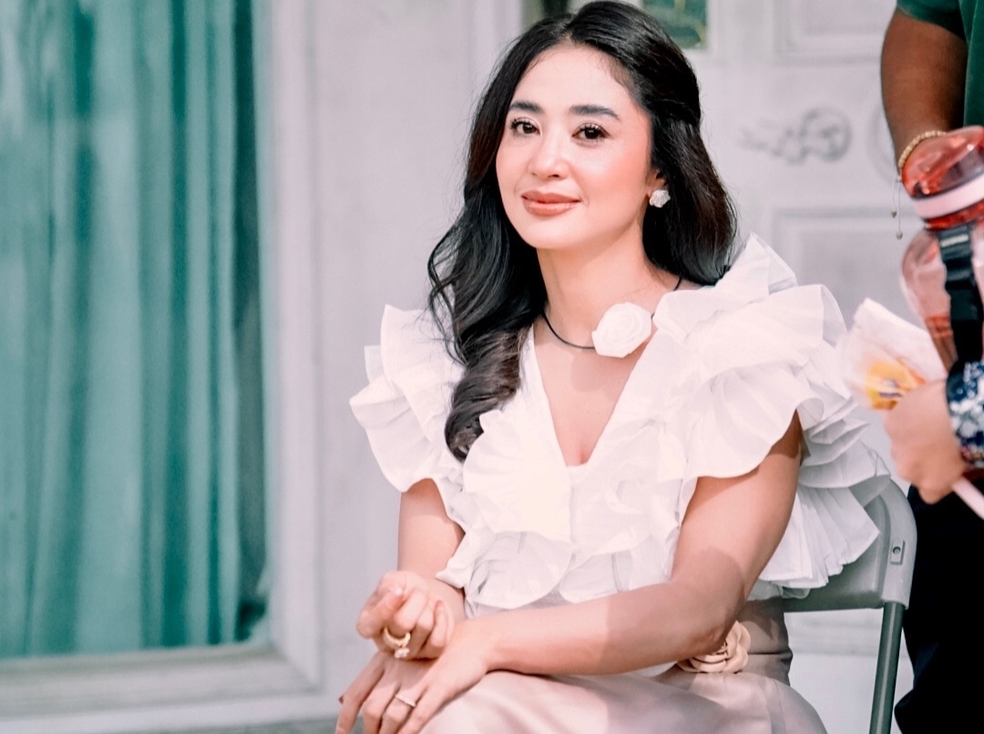 Dewi Perssik kuliah di usia 40 tahun, begini reaksi orang tuanya
