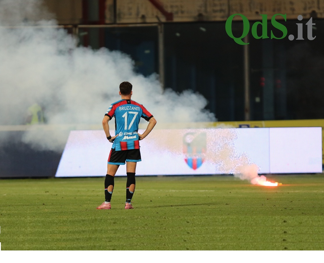 Bombe carta in campo durante Catania-Ascoli, arrestati due ultras