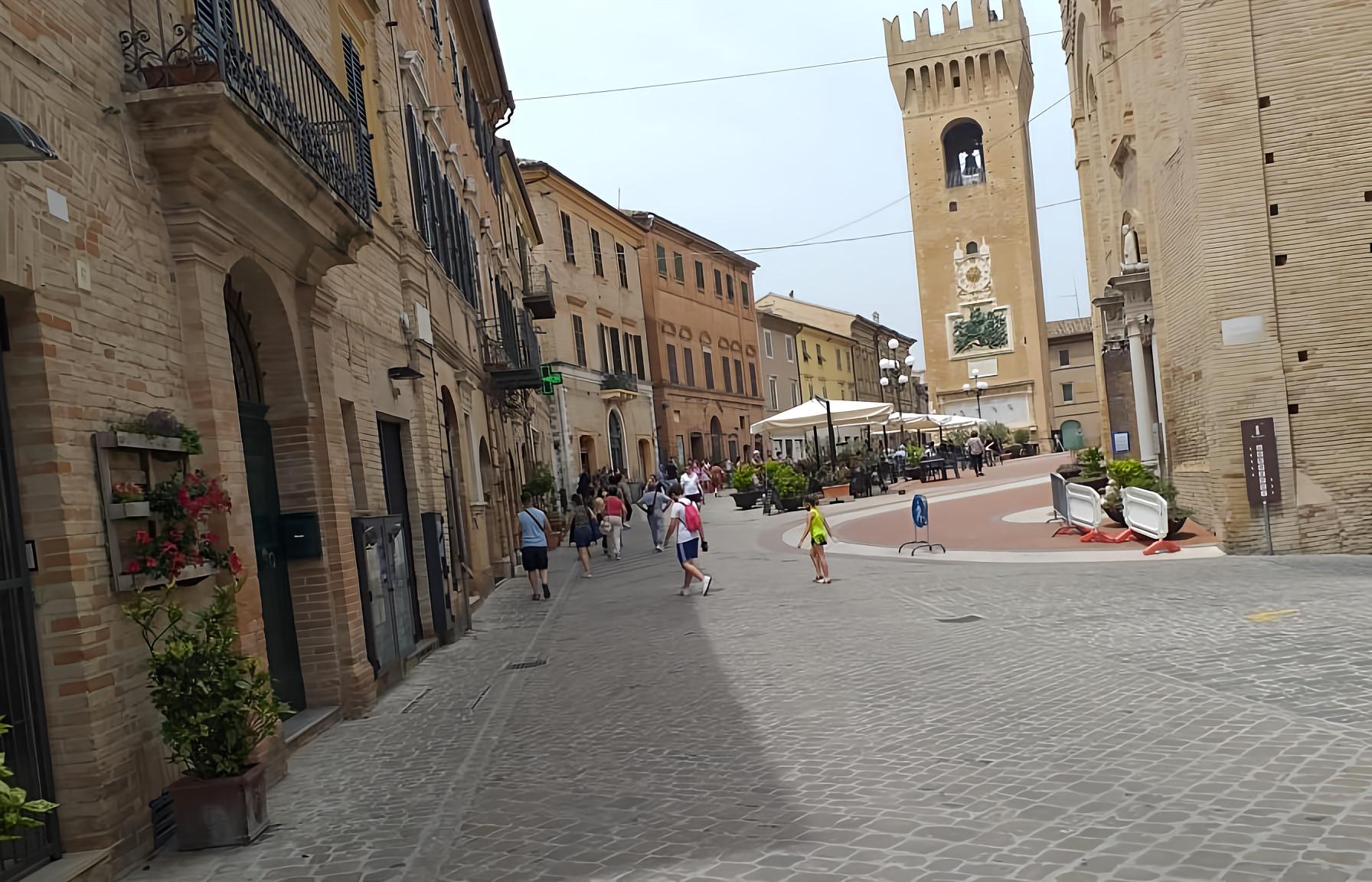 Crisi dei negozi in centro. Bando per salvare le attività