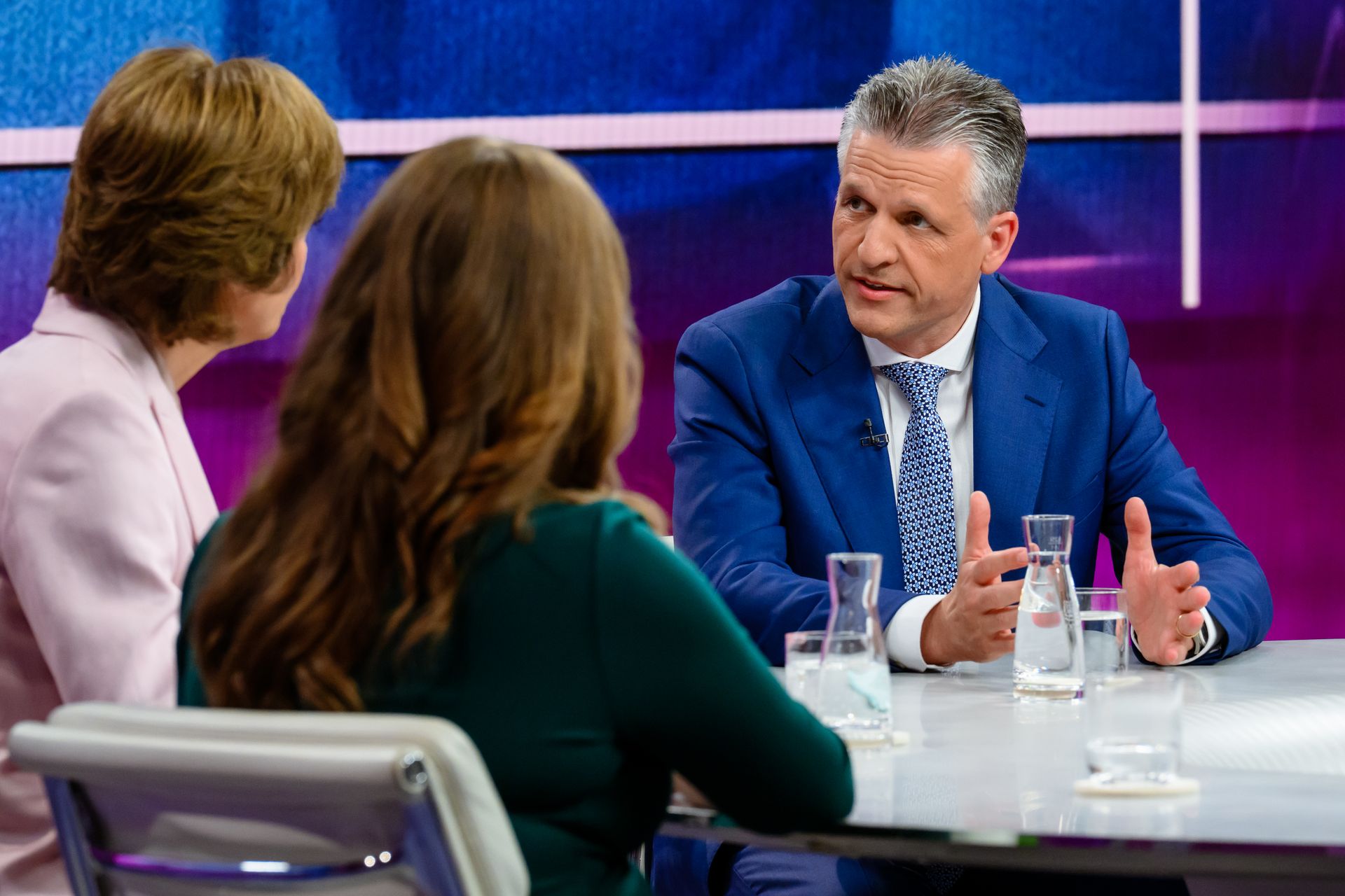 Thorsten Frei drückt sich bei Illner um Antworten - Ricarda Lang ...