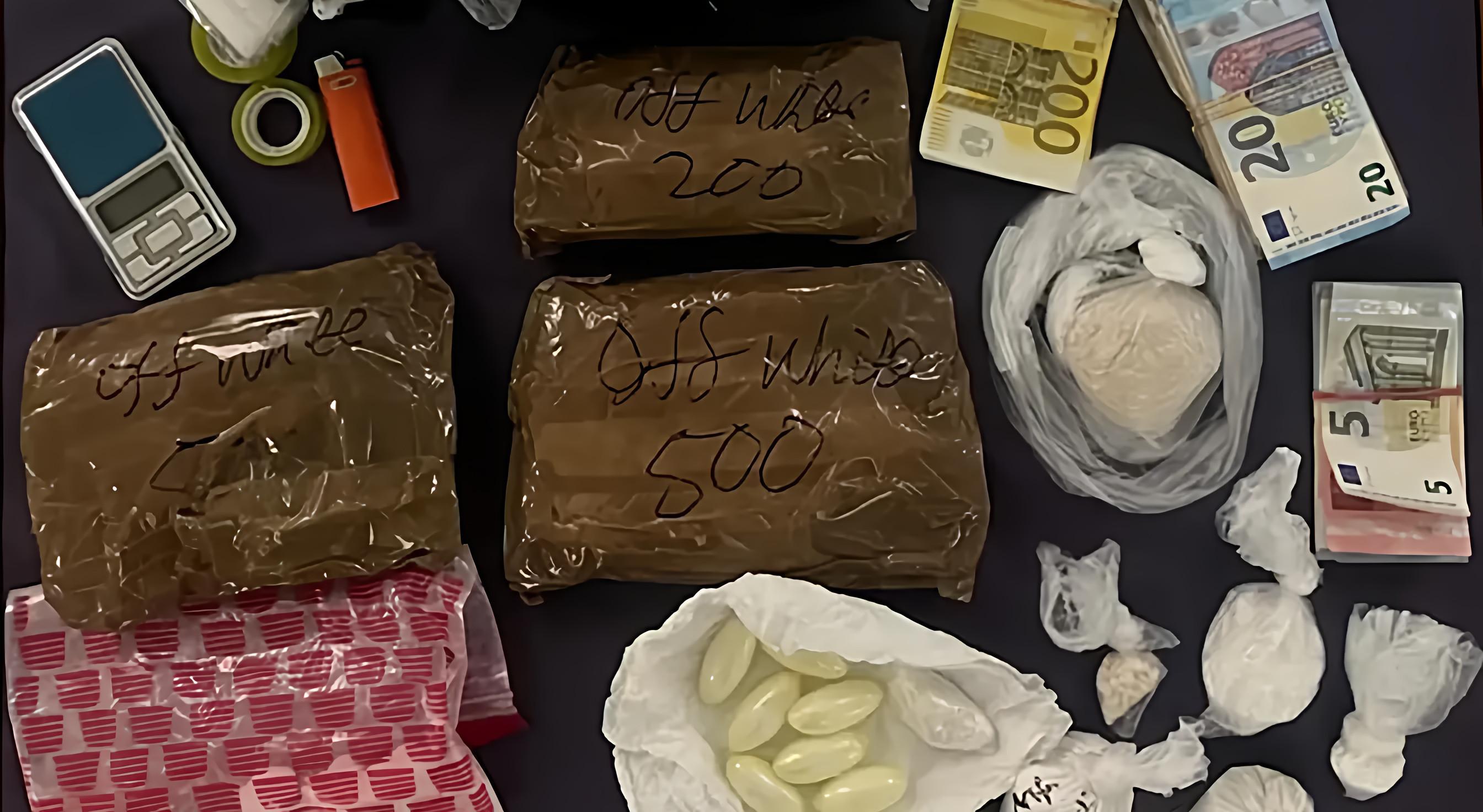 Due chili tra eroina e coca in casa. Sequestrati anche 13mila euro ...