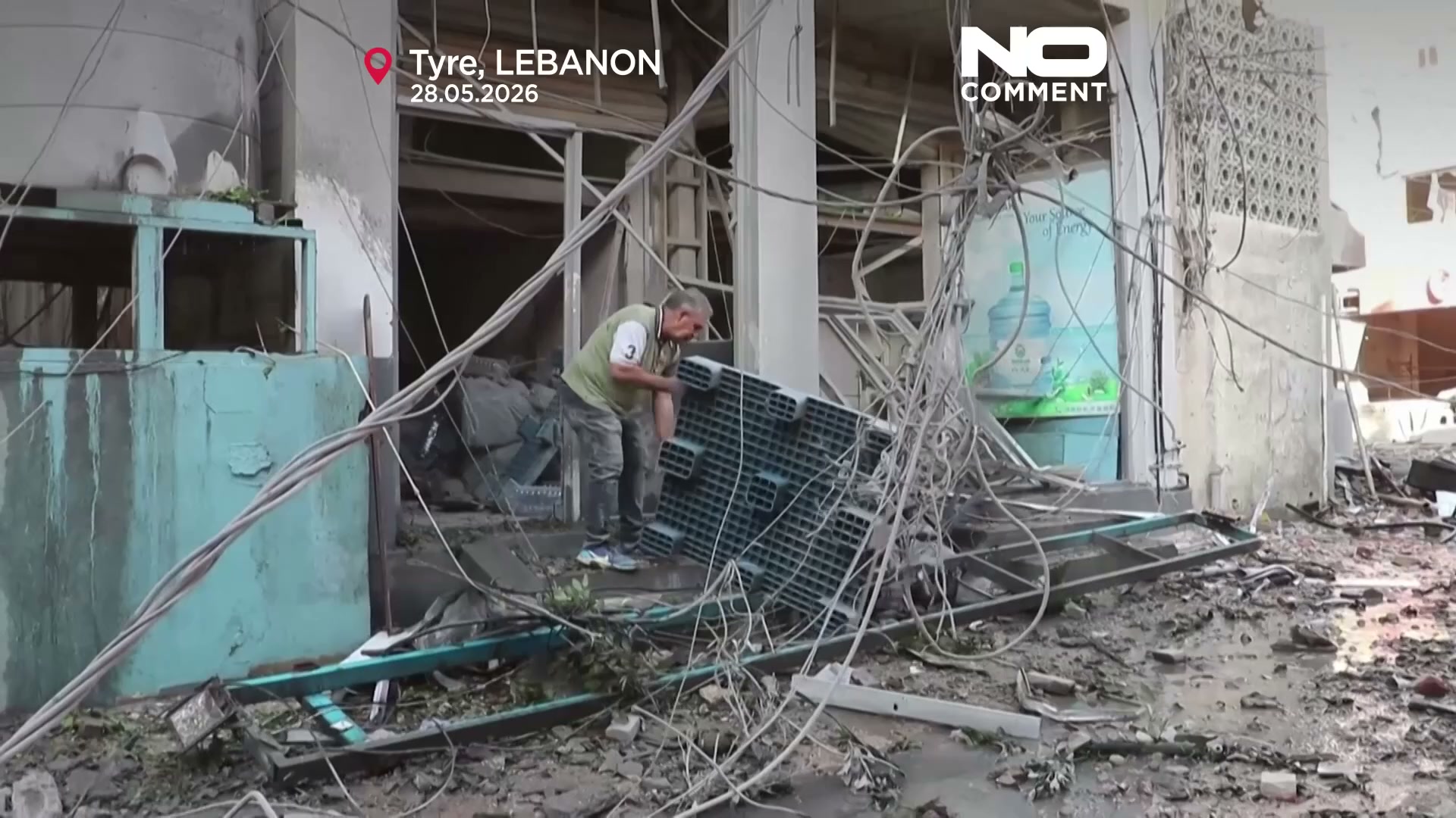 Lebanon: Tyre residents clear rubble after Israeli strikes