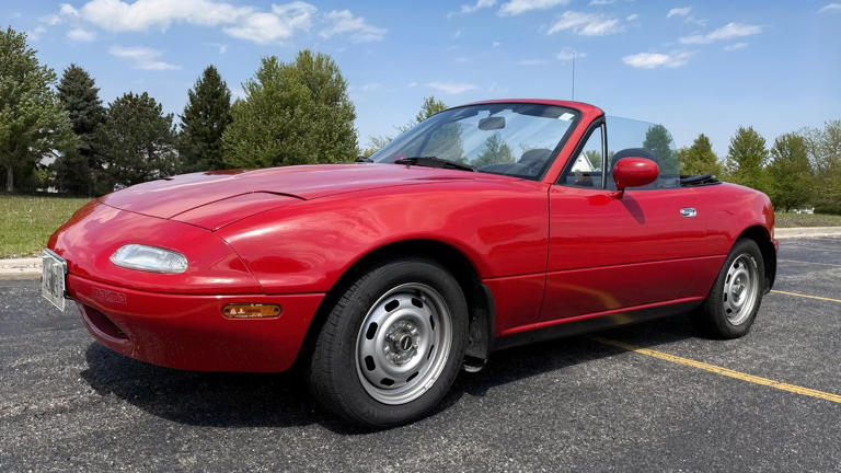 17k-mile 1990 Mazda MX-5 Miata is a time capsule collectors are hunting for