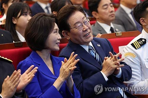 Lee, first lady cast ballots in early voting near Cheong Wa Dae for ...