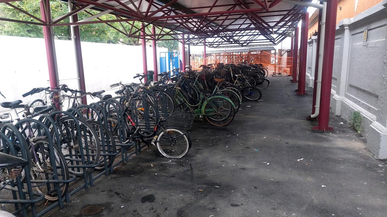 Furti alla velostazione di Ferrara: rubate una decina di biciclette e ...