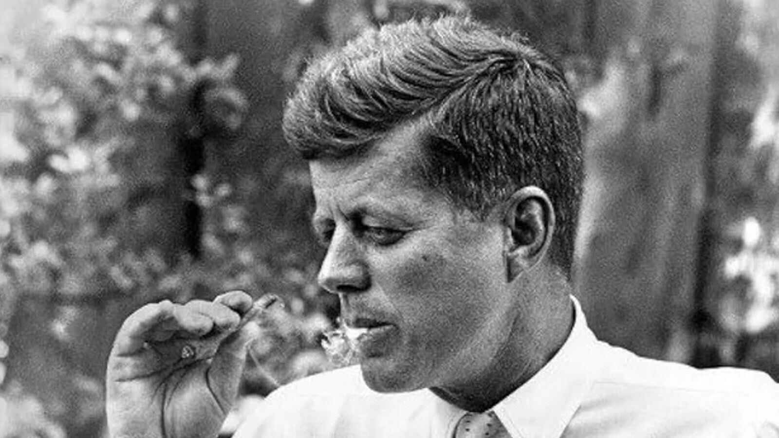 18 Photos from America's Golden Age of Ashtrays