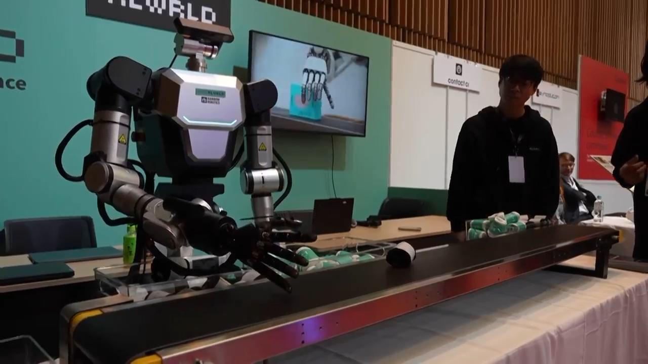 Humanoid robots and manual dexterity showcase in Japan humanoids summit