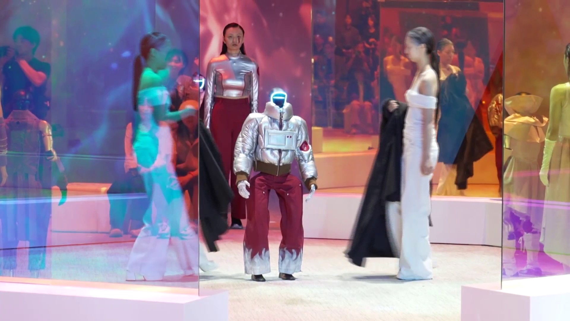 Un défilé de mode de robots humanoïdes à Séoul