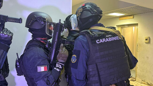 Roma, traffico di droga, torture e armi da guerra: smantellata ...