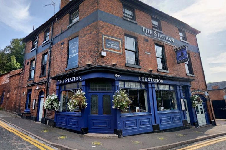 England footie kits banned from pub as punter says 'this'll drive ...