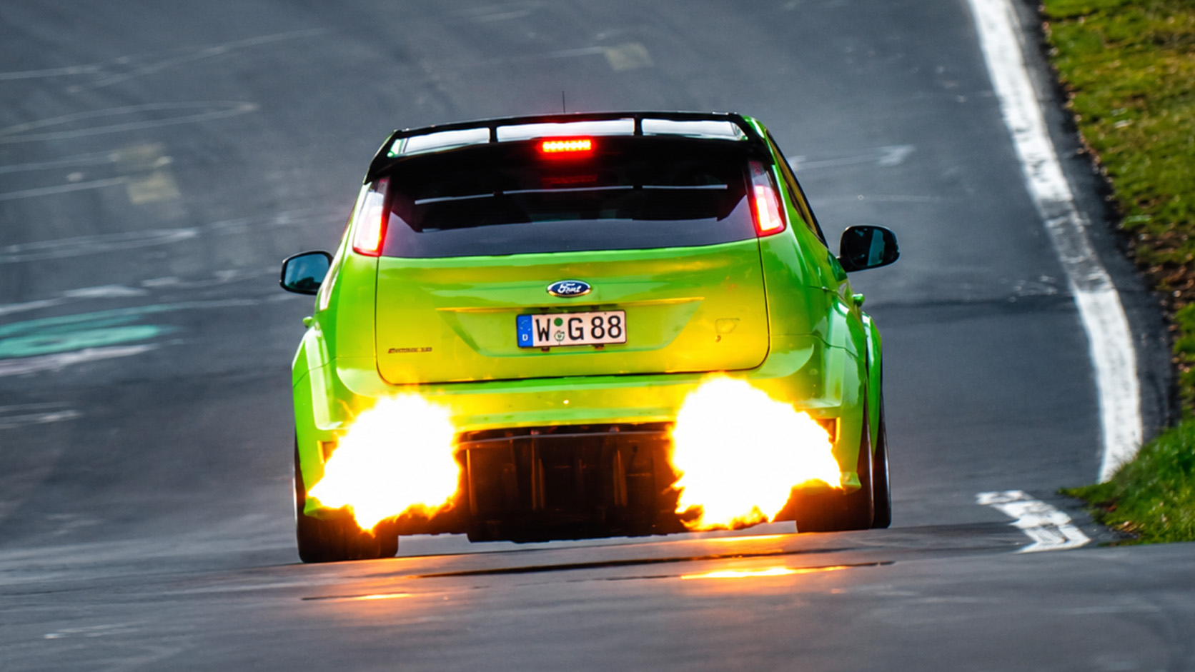 Ford Focus spuckt beim Nürburgring-Run große Flammen