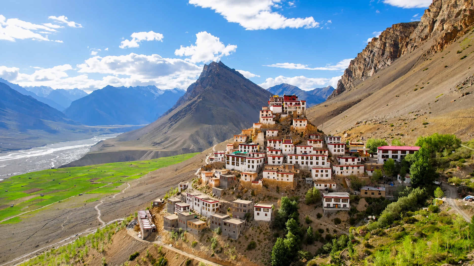 Een dorp gebouwd tegen de flank van de Himalaya