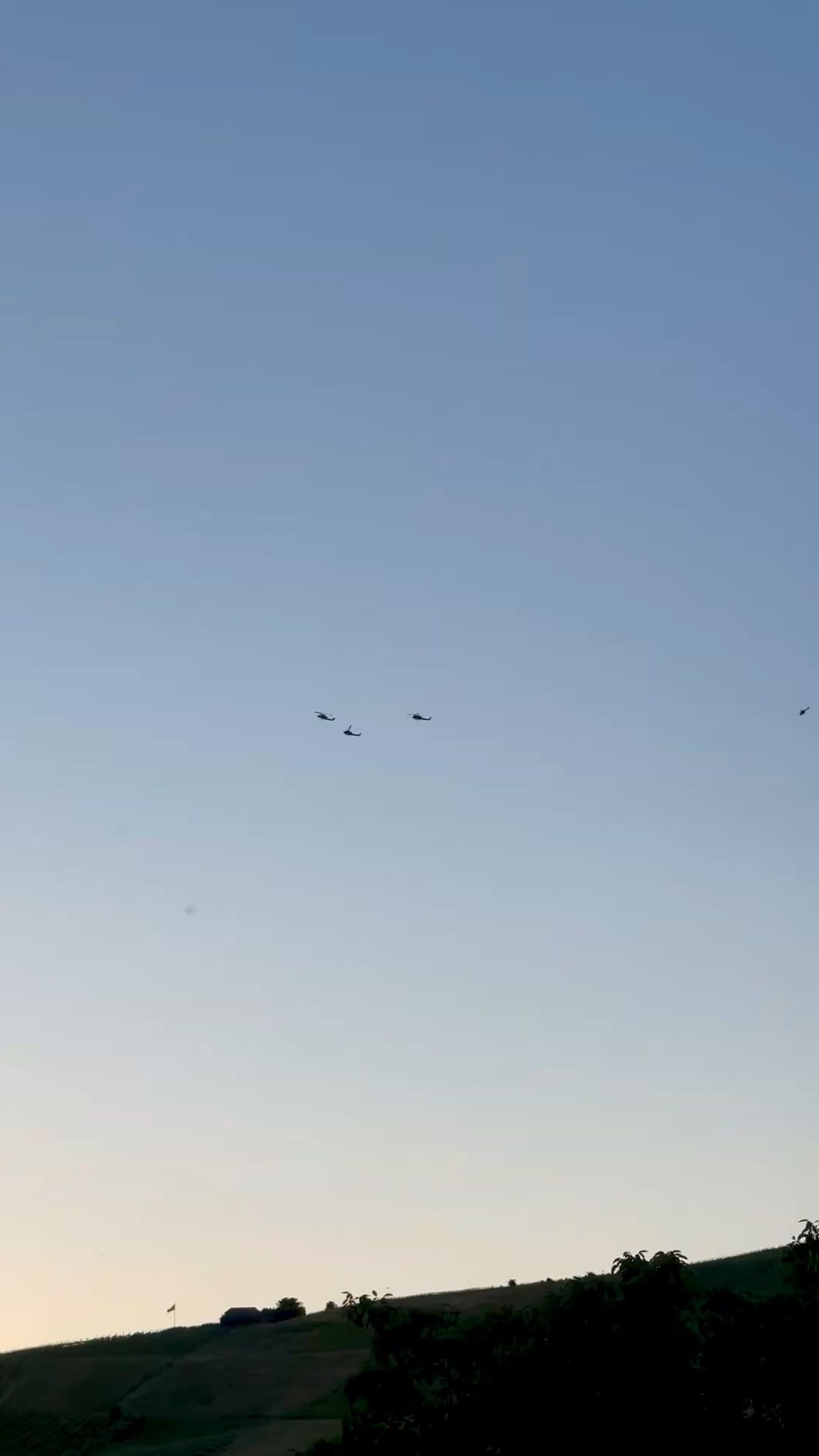 Vier dröhnende Hubschrauber am Himmel über Mittelbaden