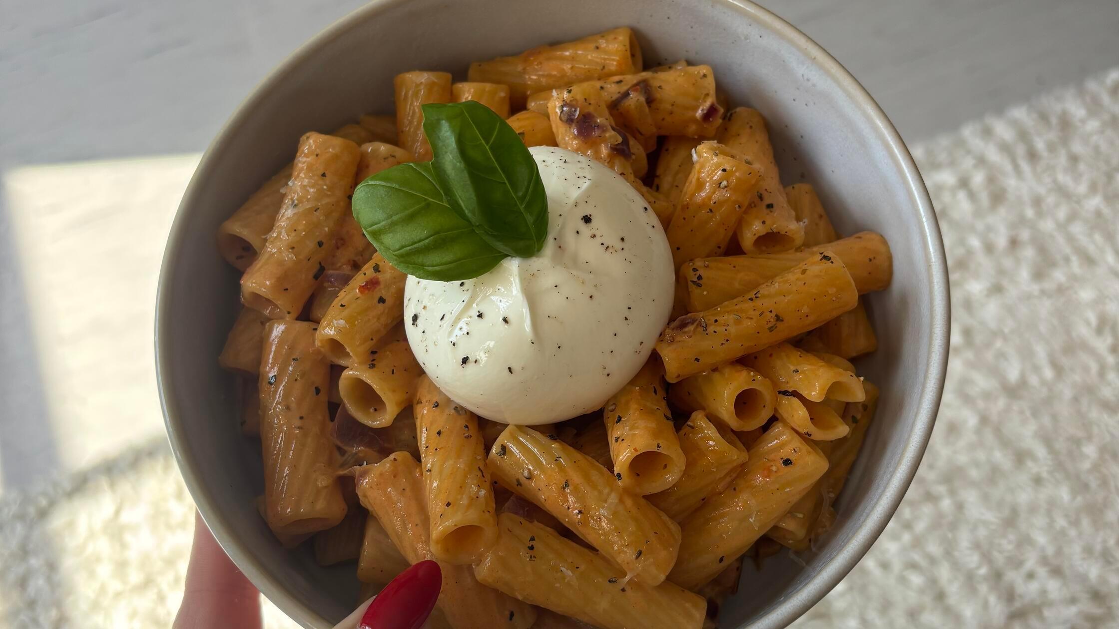 Creamy burrata pasta: Virales Rezept mit der leckeren Frischkäse-Kugel