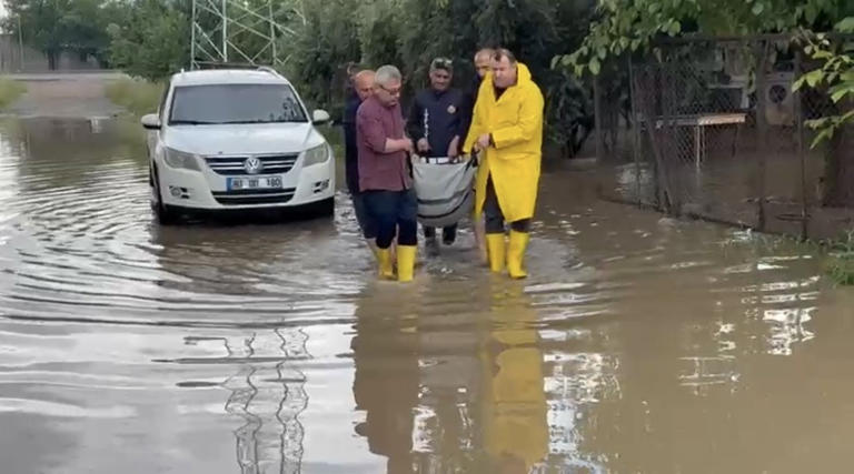 Osmaniye’de selde mahsur kalan kadın kurtarıldı