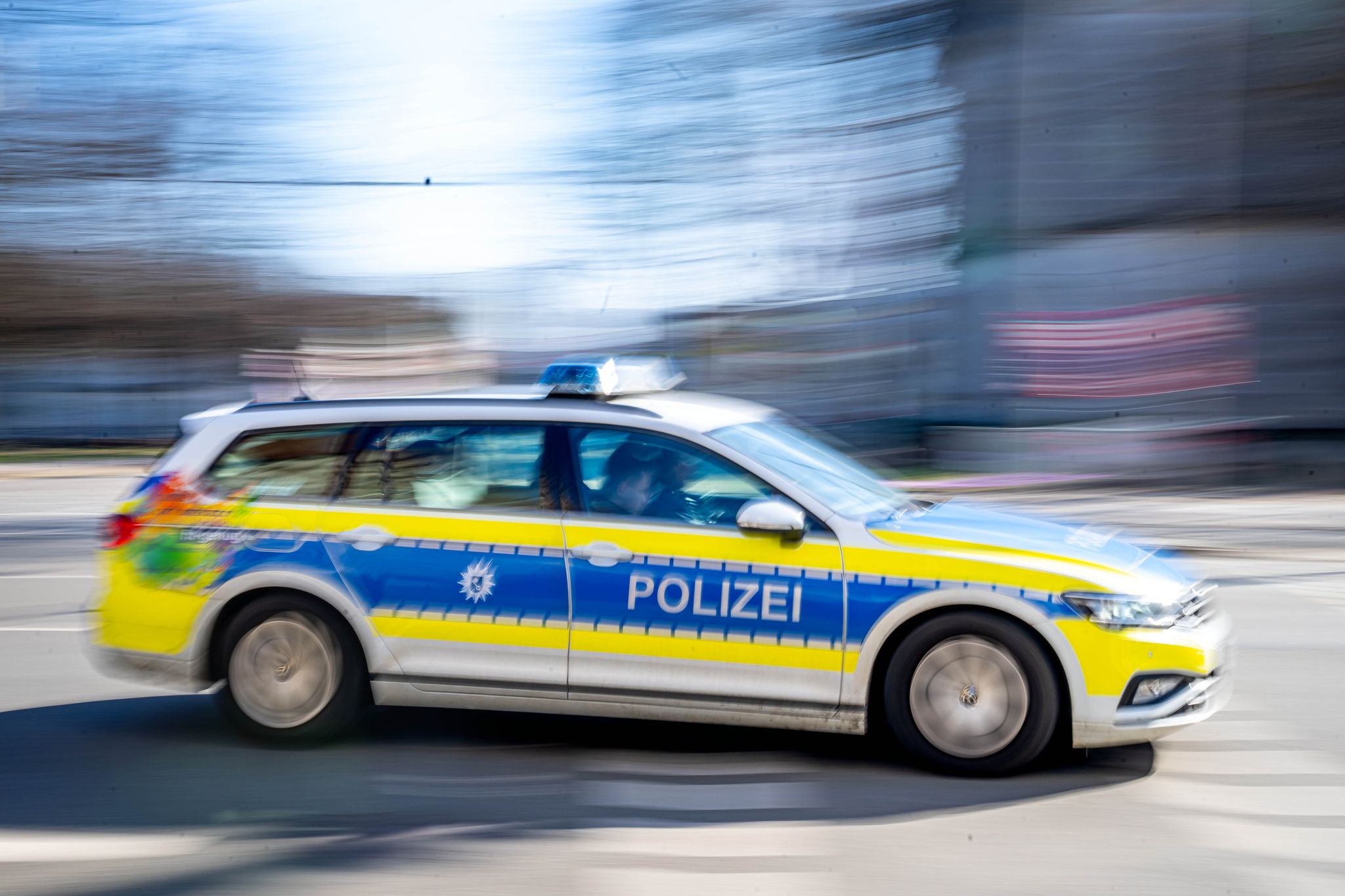 Tödliche Attacke an Haltestelle – Polizei bittet um Hinweise