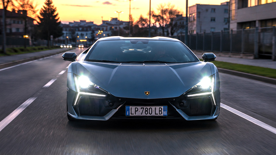 Straight piped Lamborghini Revuelto V12 engine note 9,500 RPM