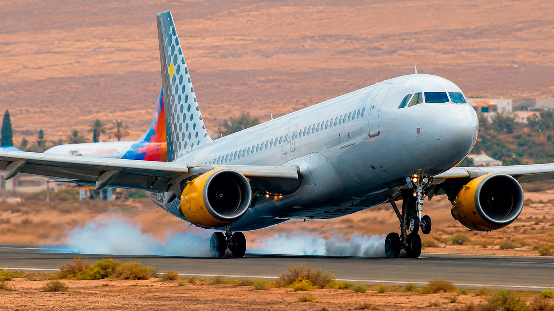 Rare Vueling livery lands hard at Fuerteventura