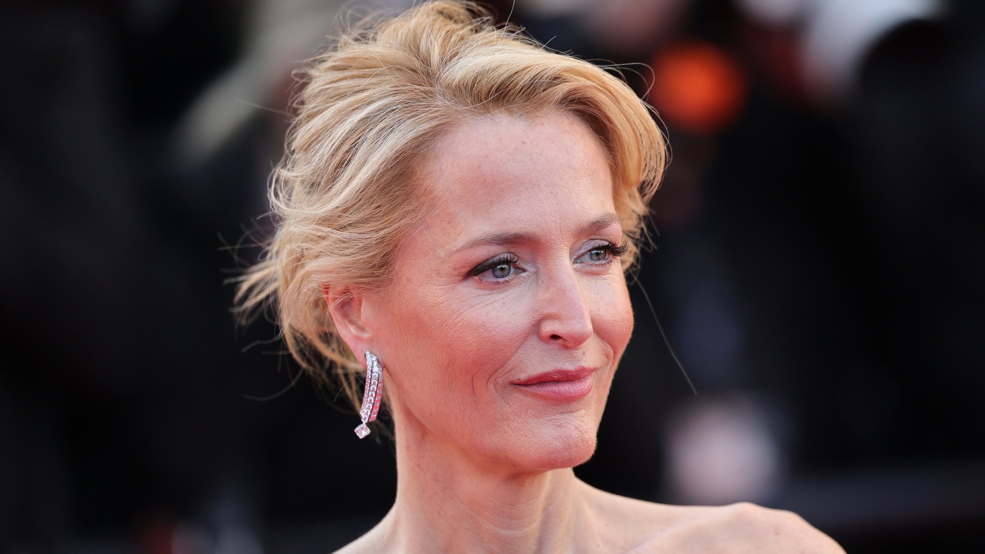 Gillian Anderson uses the 'Age Perfect' serum that makes skin look 21
