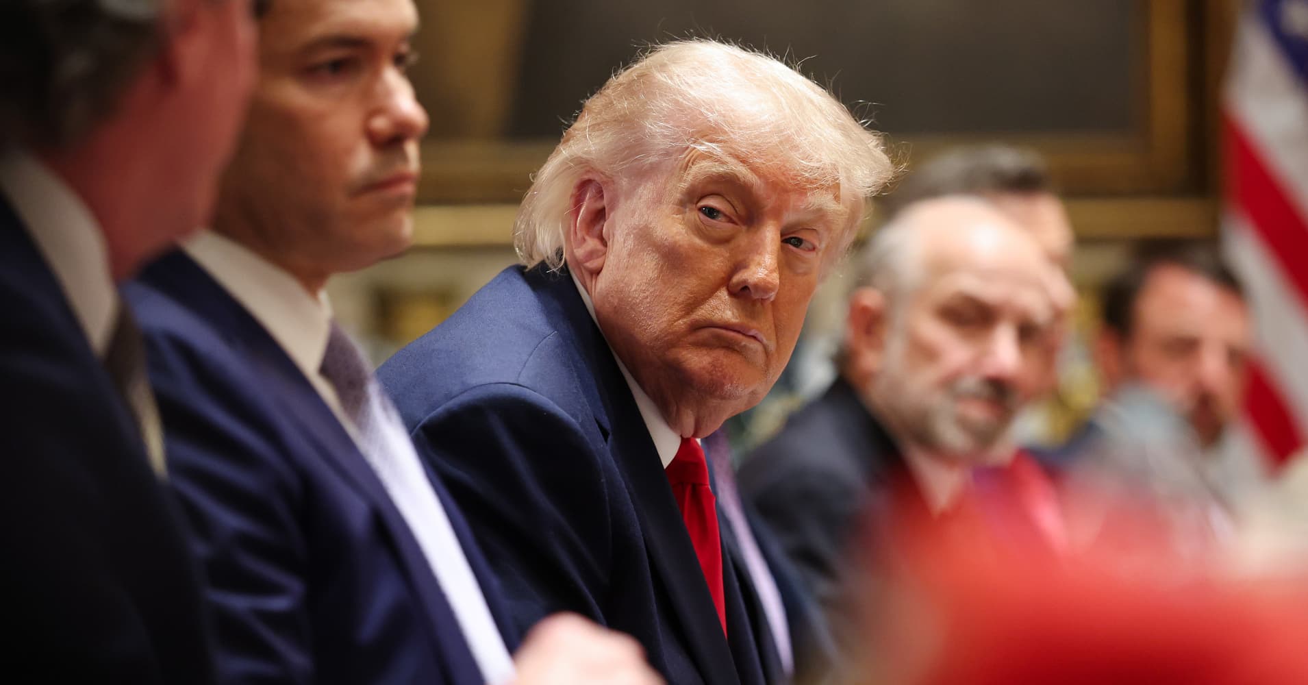 The Dow's win streak, Macy's earnings, Trump signs AI order and more in ...