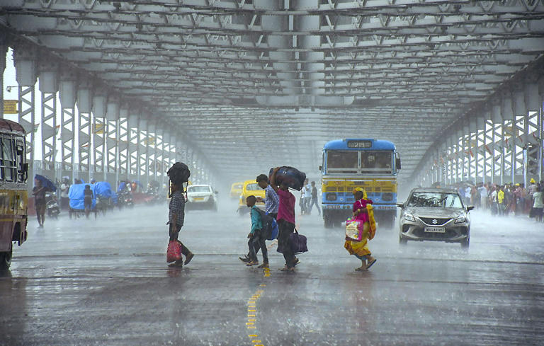 Thunderstorms, heavy rain lash Kolkata, South Bengal