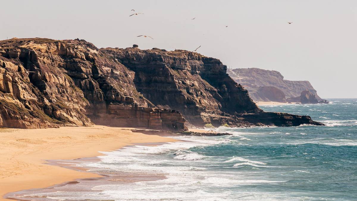 A praia portuguesa que conquistou a Europa esconde um verdadeiro ...
