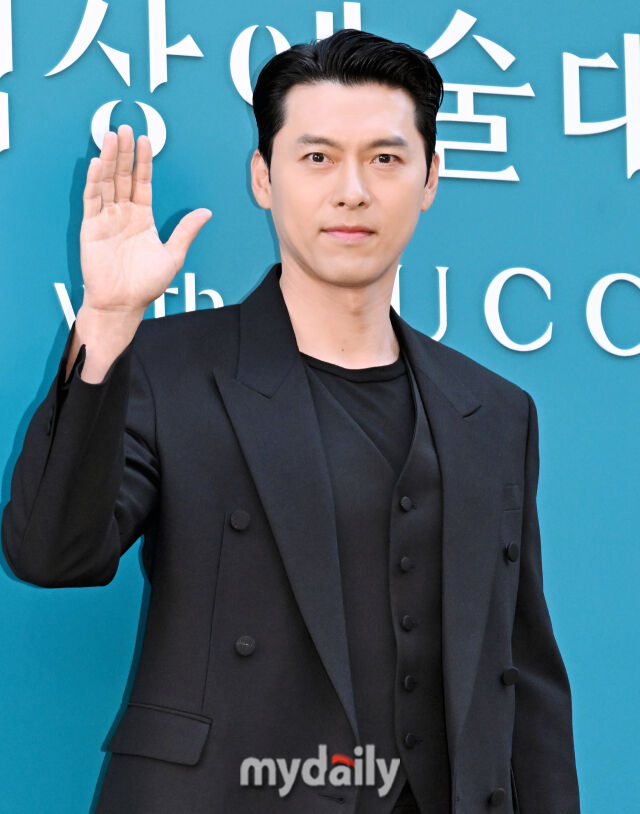 [MD포토] 현빈, '심쿵 손인사'
