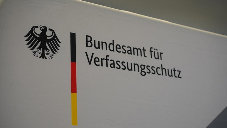„Deutschland als Feind Nummer eins“: Verfassungsschutz-Chef warnt vor ...