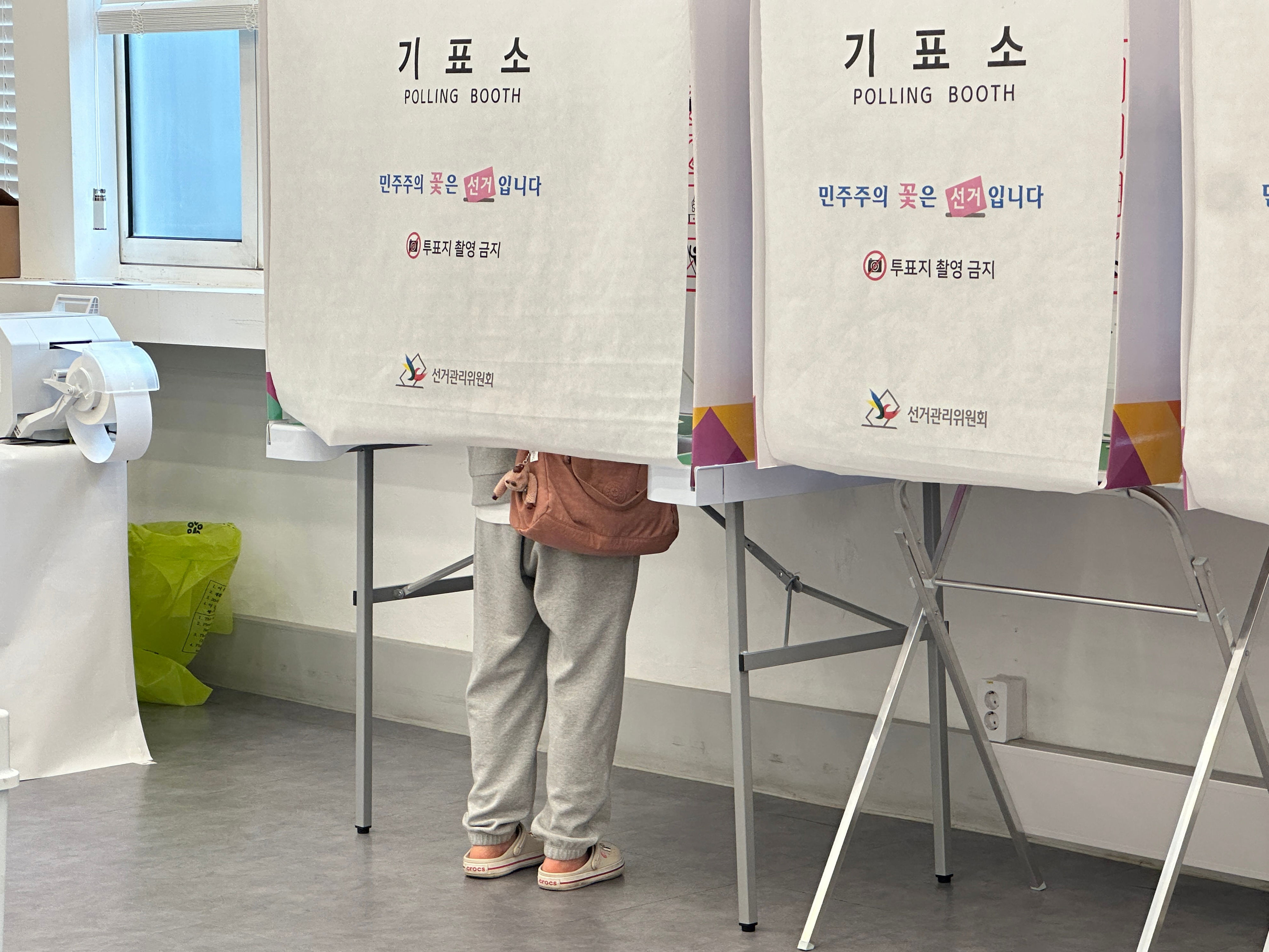 Early voting turnout at 4.86%, Jeonbuk tops at 8.73%