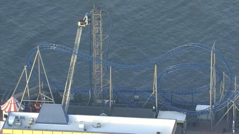Students rescued from Texas roller coaster after hours dangling from ...