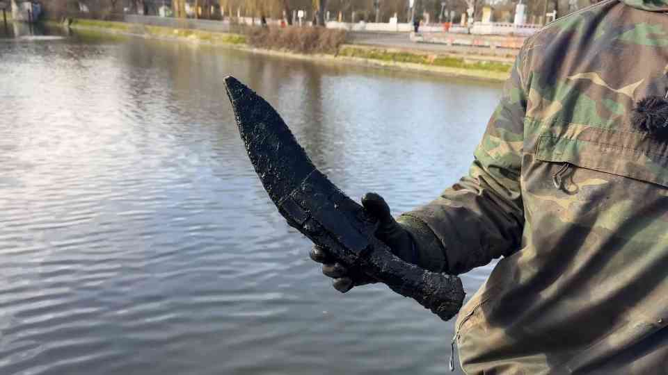 Sie gingen mitten in Berlin magnetfischen, dann fanden sie eine riesige ...