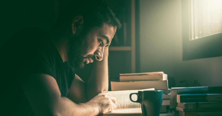 13 signs someone is definitely overcompensating to appear smart